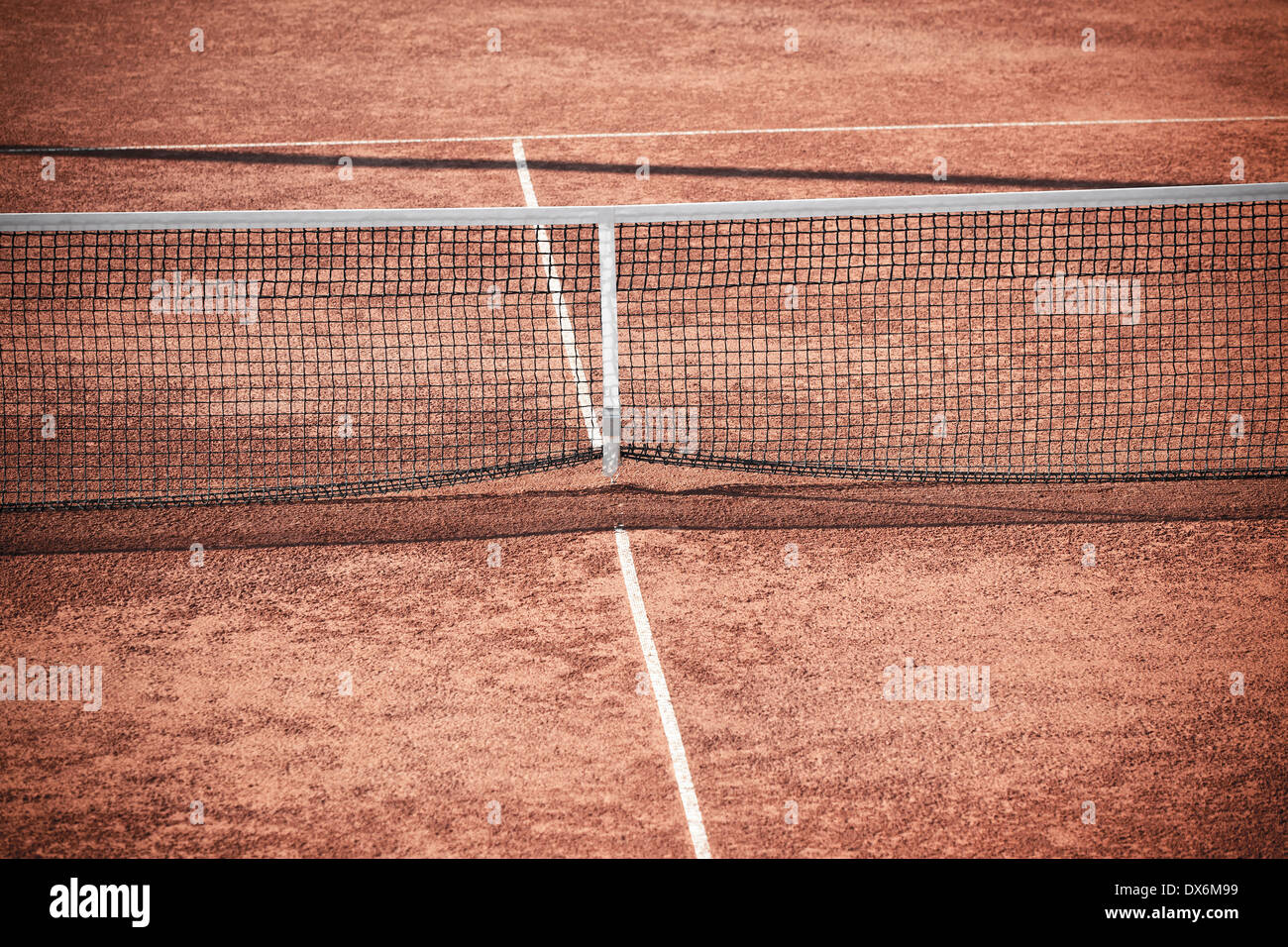 Empty Clay Tennis Court and Net. Horizontal shot Stock Photo - Alamy
