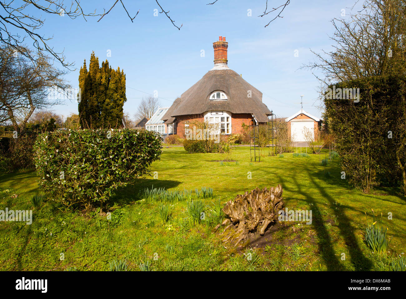 Thatched round house hi-res stock photography and images - Alamy