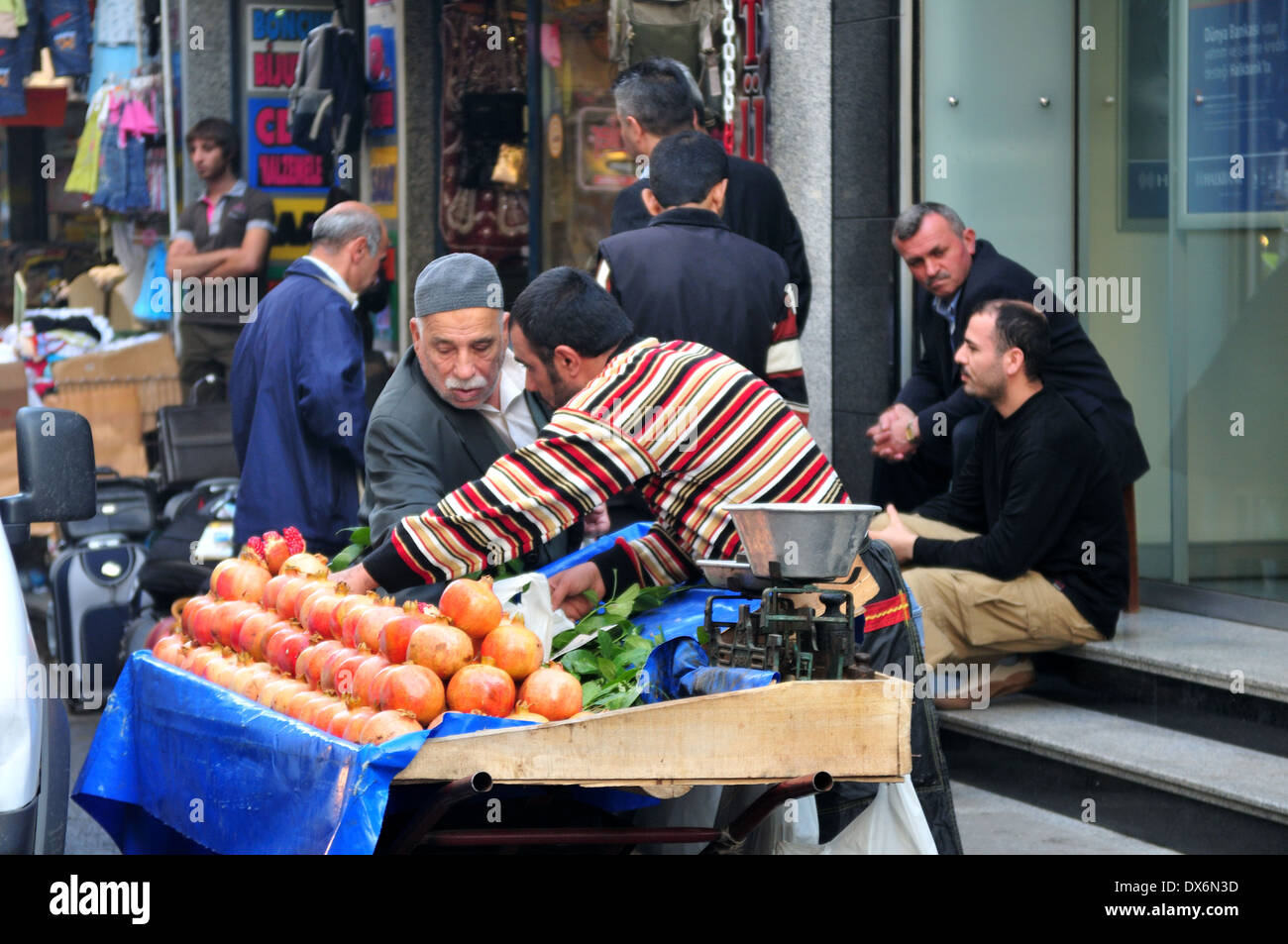 Open market vendors in Istanbul, Turkey Stock Photo - Alamy