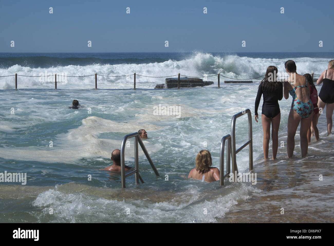 Avalon beach ocean swimming pool hi-res stock photography and images ...
