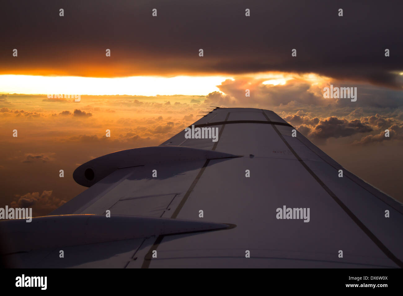 Sunset airplane wing hi-res stock photography and images - Alamy