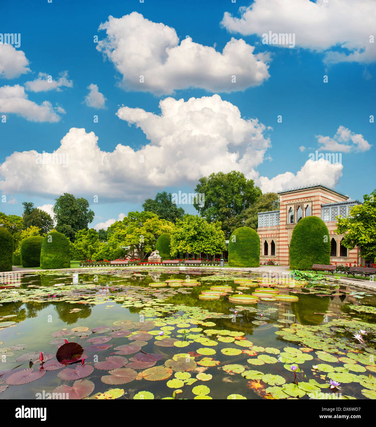 Formal garden pond hi-res stock photography and images - Alamy