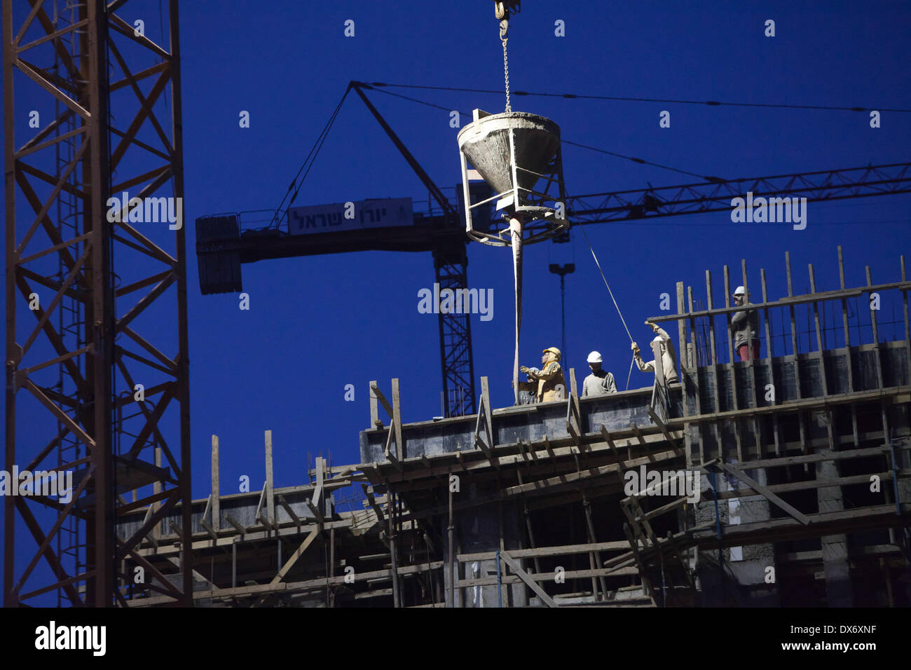 FILE PIX: 18th Dec, 2011. Jerusalem, Israel. Construction workers on a ...
