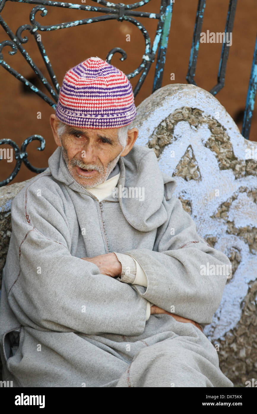 Men wearing djellaba hi-res stock photography and images - Alamy