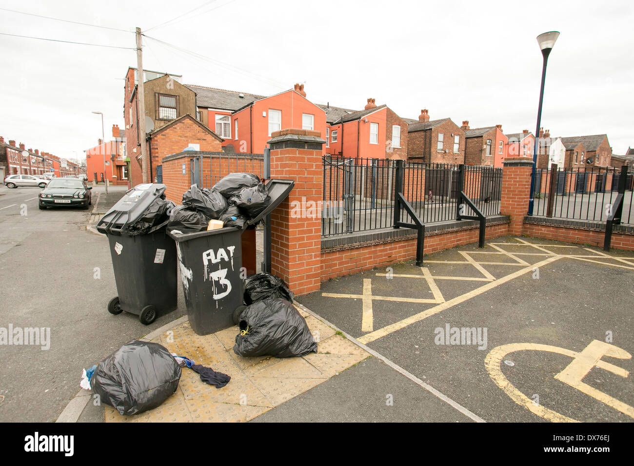 Rubbish overflowing from bin hi-res stock photography and images - Alamy