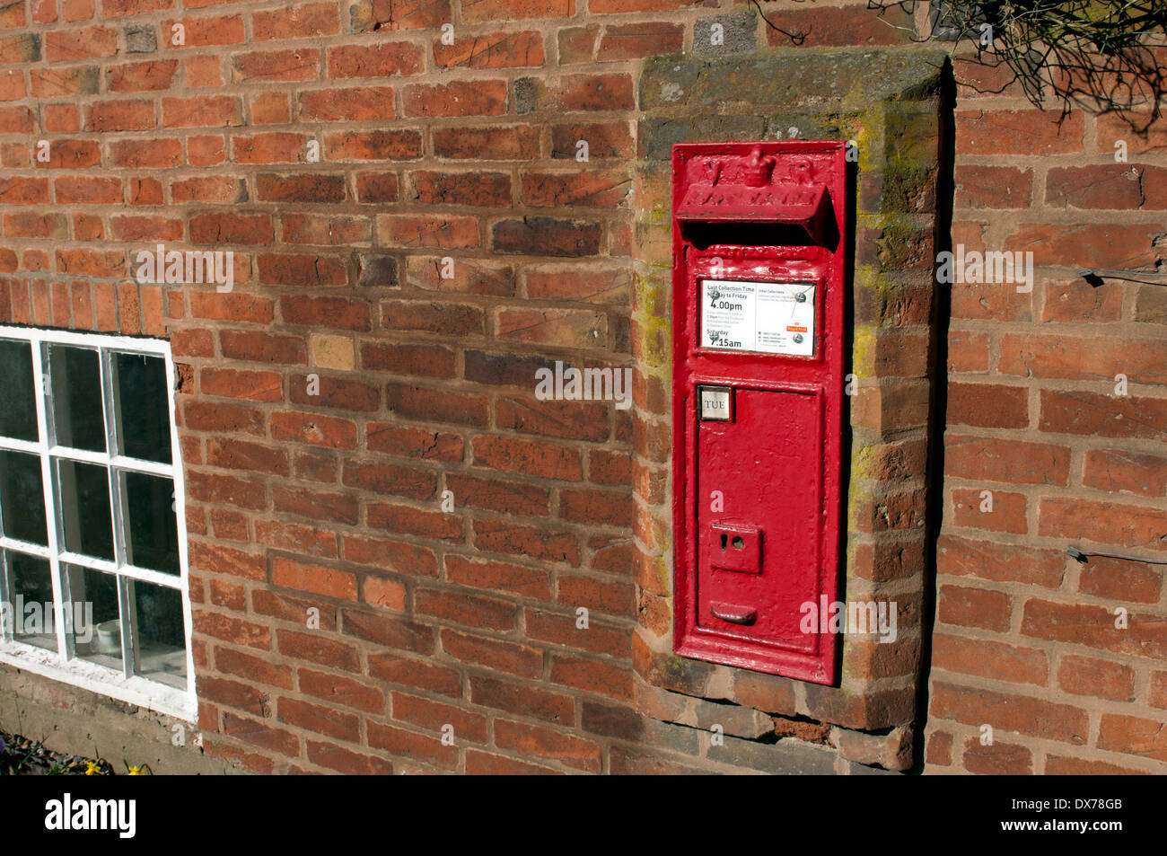 Queen victoria postbox hi-res stock photography and images - Alamy