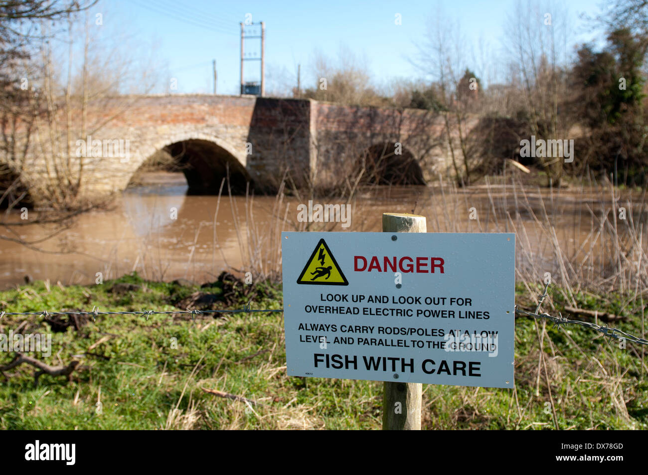 Warning sign overhead power lines hi-res stock photography and images ...
