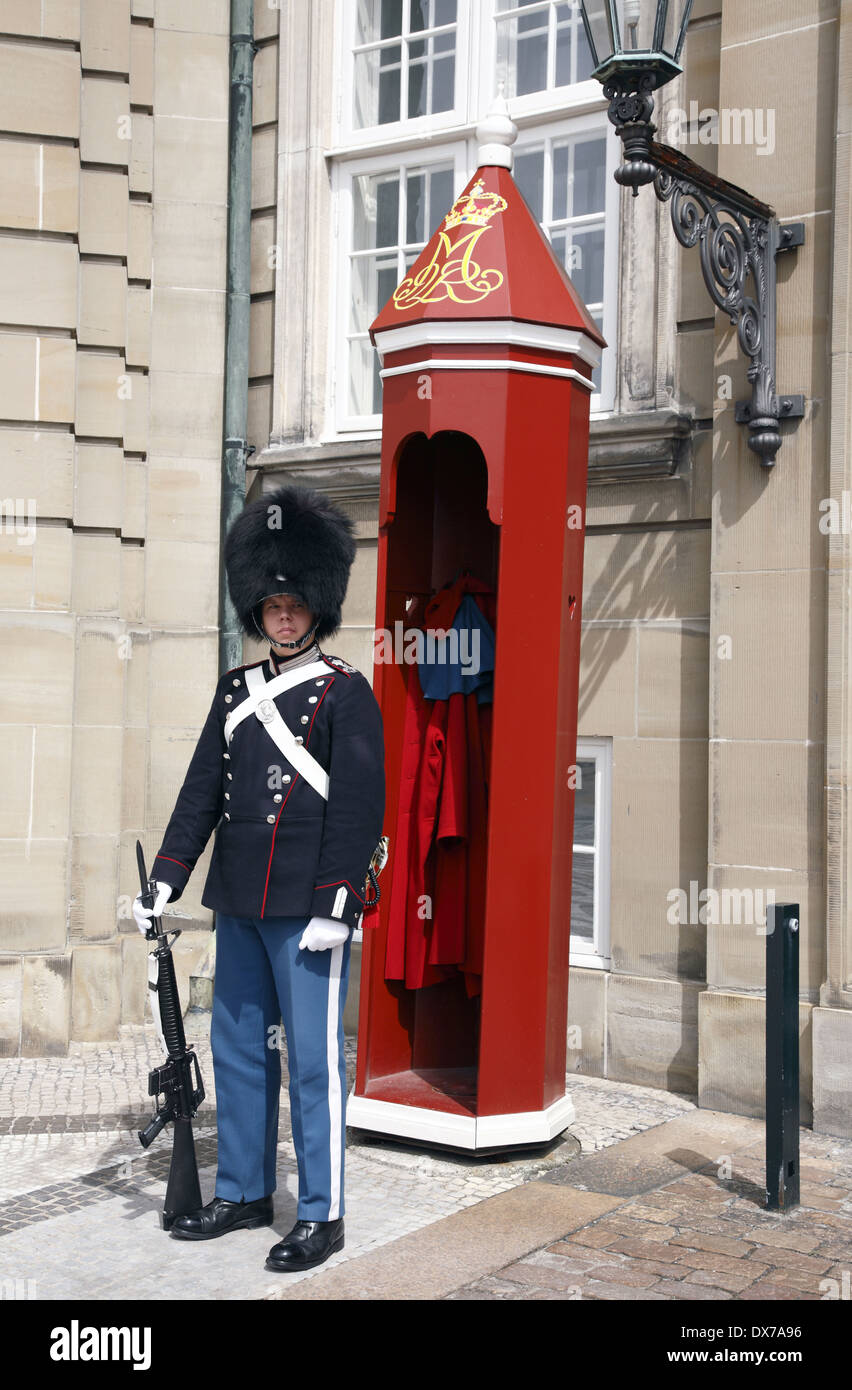 Royal castle guards hi-res stock photography and images - Alamy