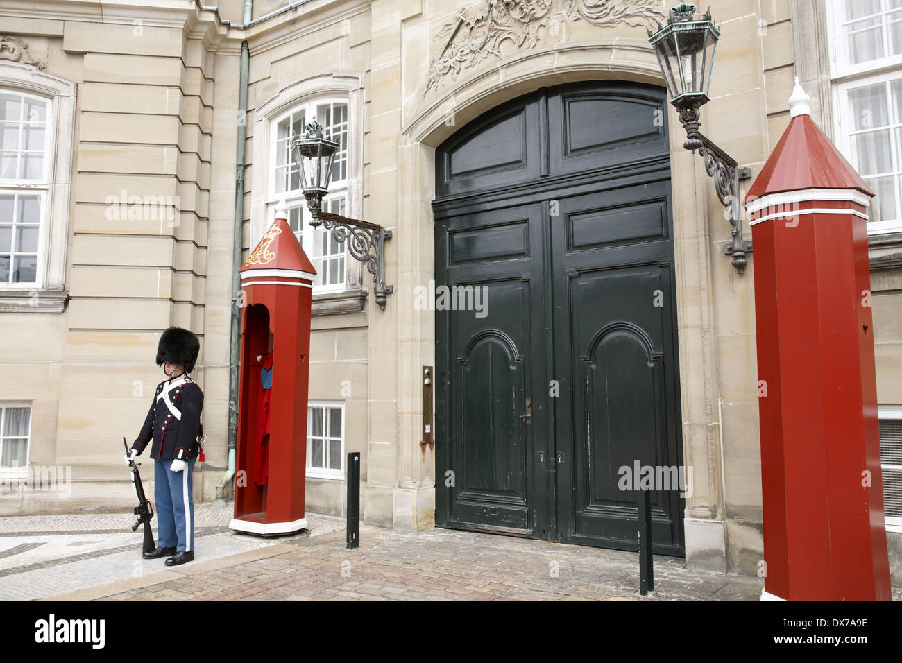 Royal castle guards hi-res stock photography and images - Alamy