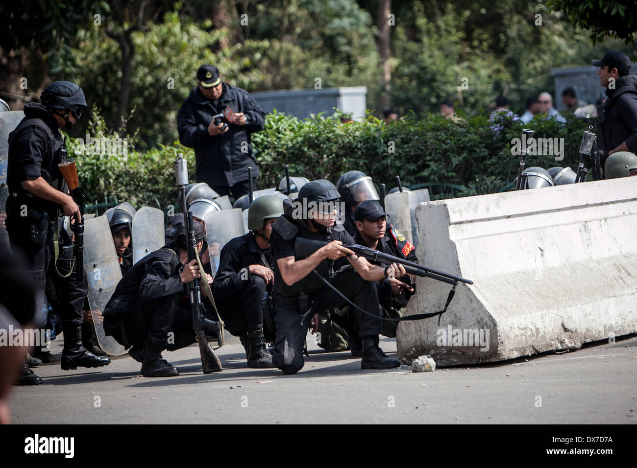 Cairo, Egypt. 19th Mar, 2014. Riot policemen clash with anti-military ...