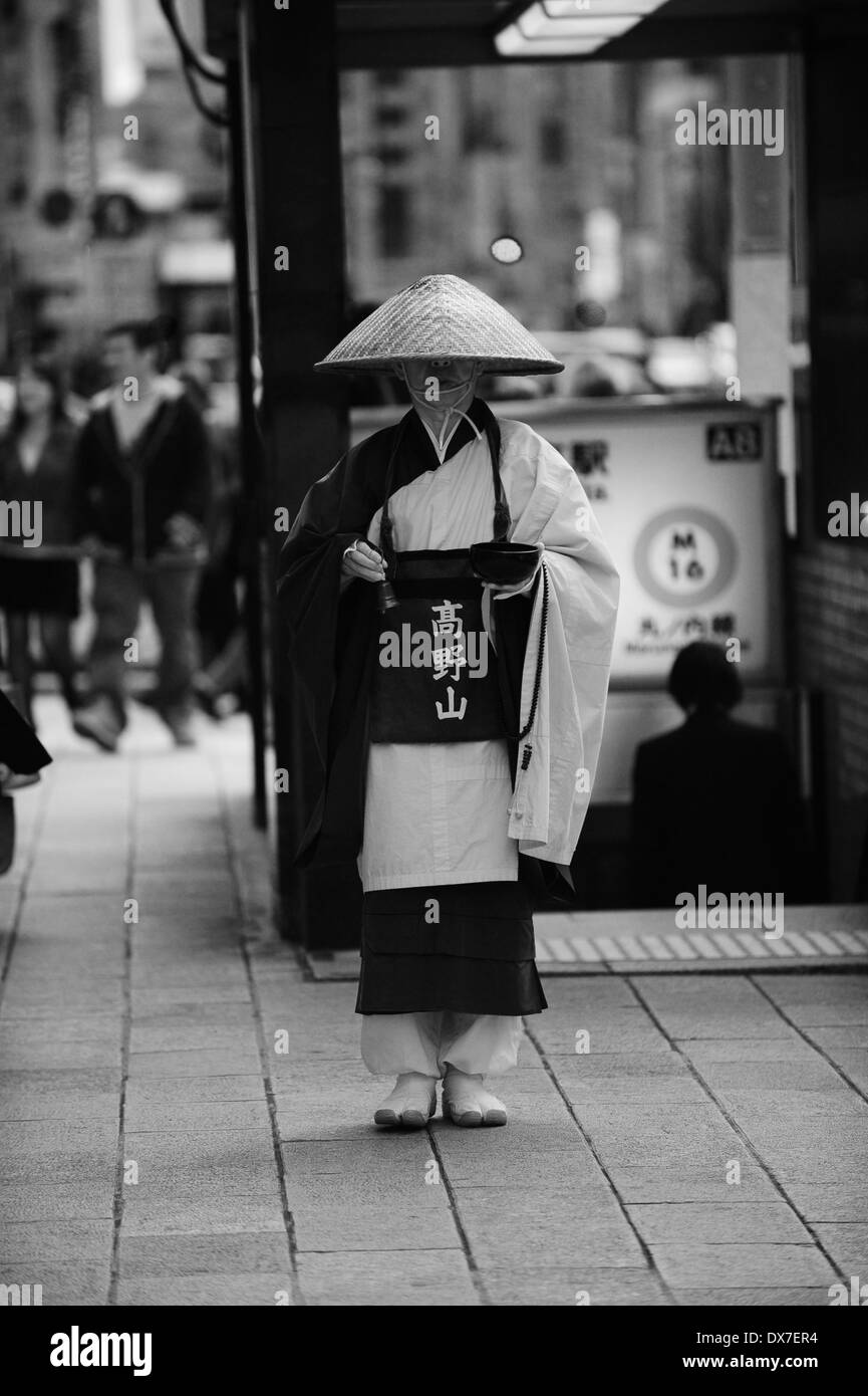 Shinto priest hat kimono hi-res stock photography and images - Alamy