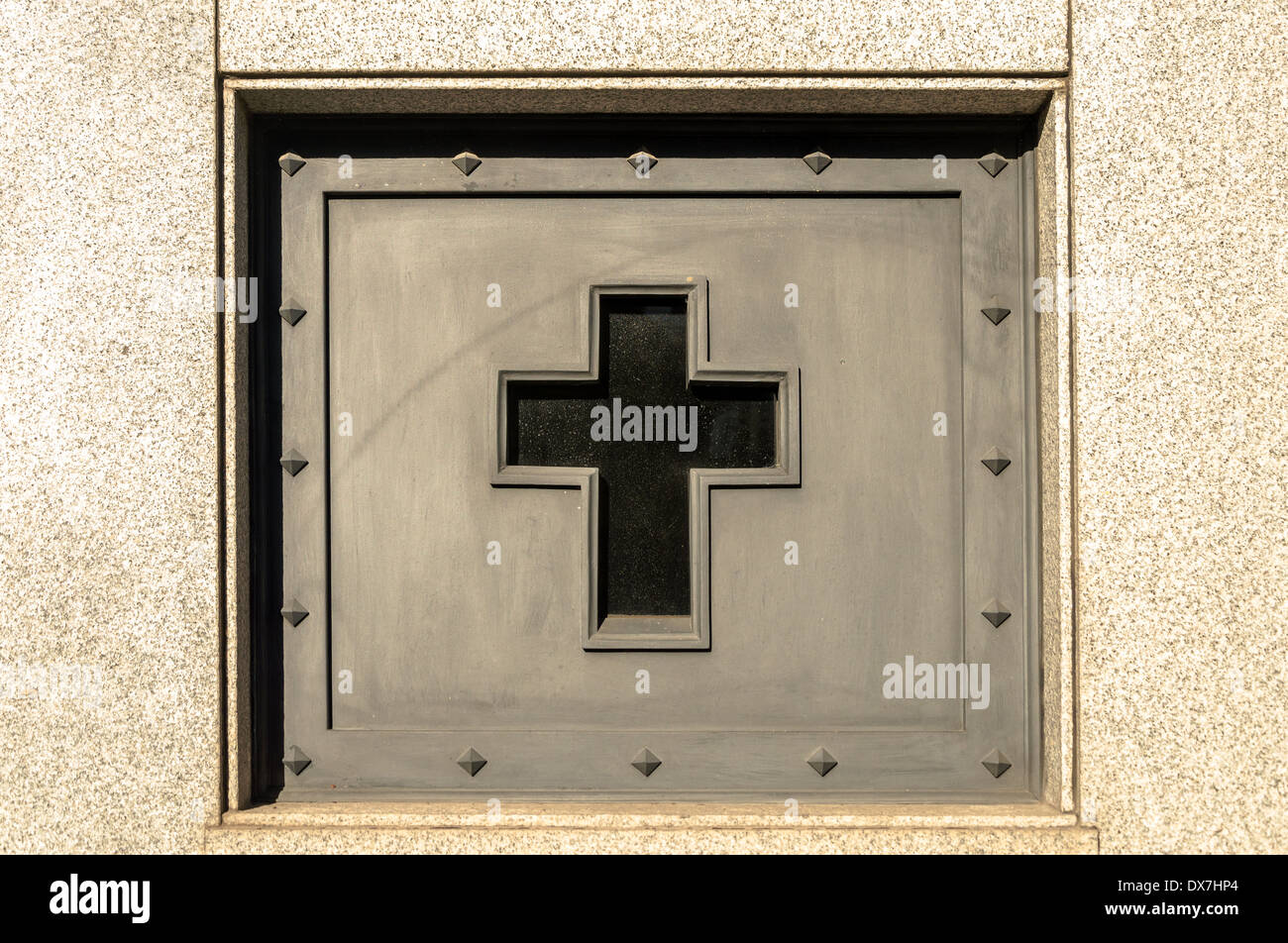 Cross sculpture cemetery hi-res stock photography and images - Alamy