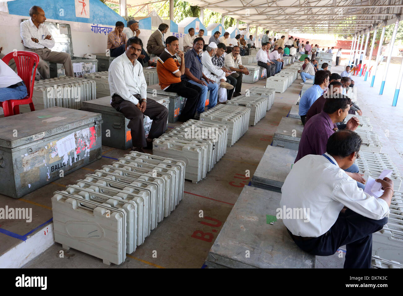 Electronic voting machines india hi-res stock photography and images ...