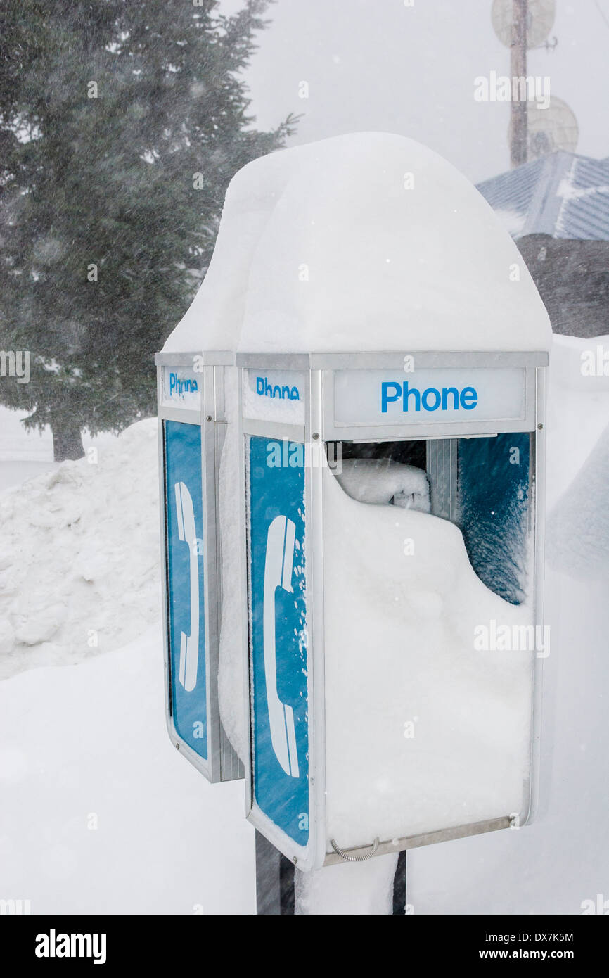 Pay phone in snow hi-res stock photography and images - Alamy