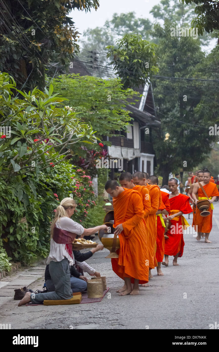 Giving of alms hi-res stock photography and images - Alamy