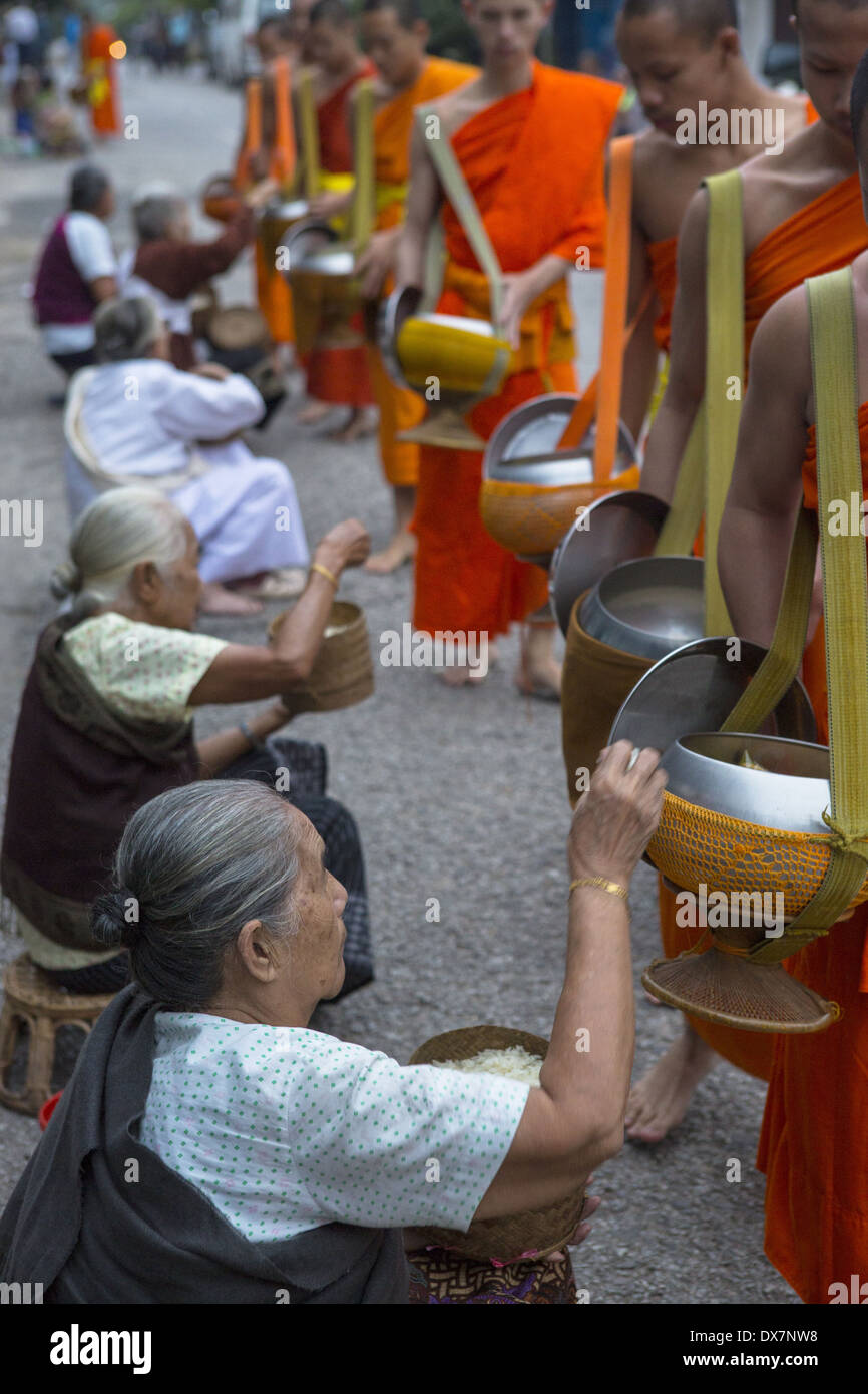 Giving of alms hi-res stock photography and images - Alamy