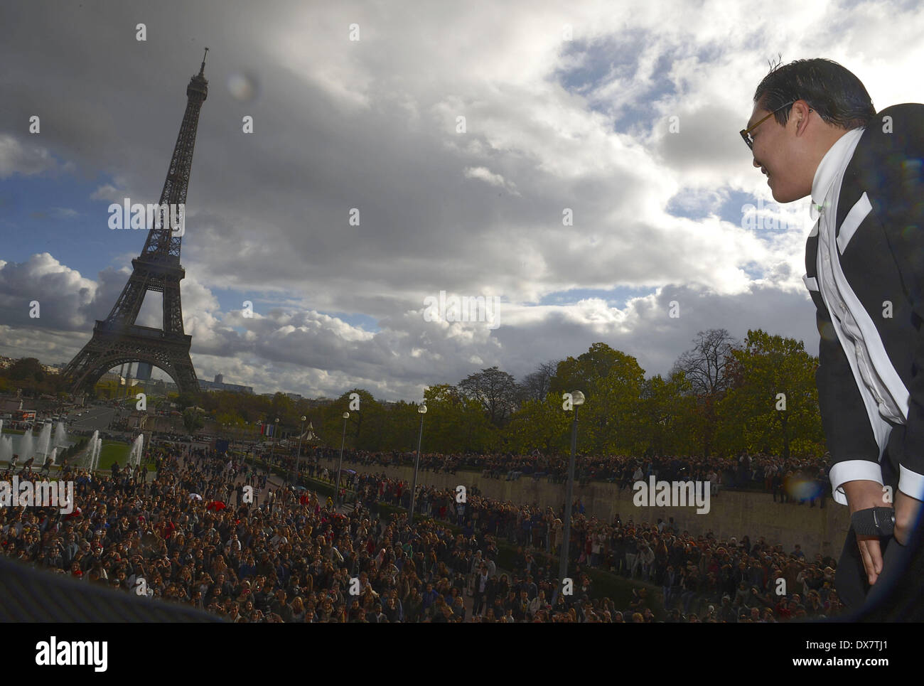 Psy performs his Gangnam Style dance for thousands of fans in front of ...