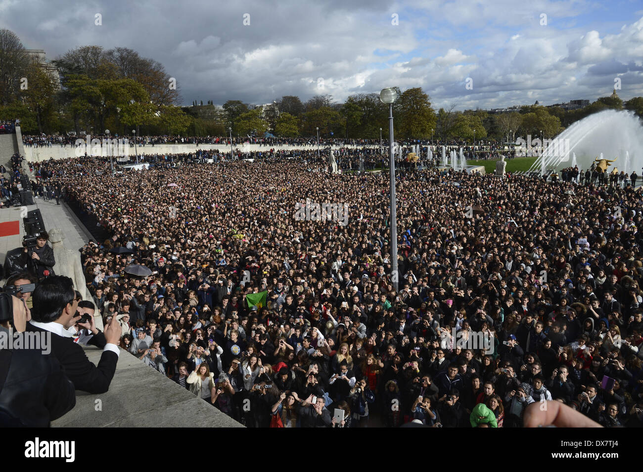 Psy performs his Gangnam Style dance for thousands of fans in front of ...