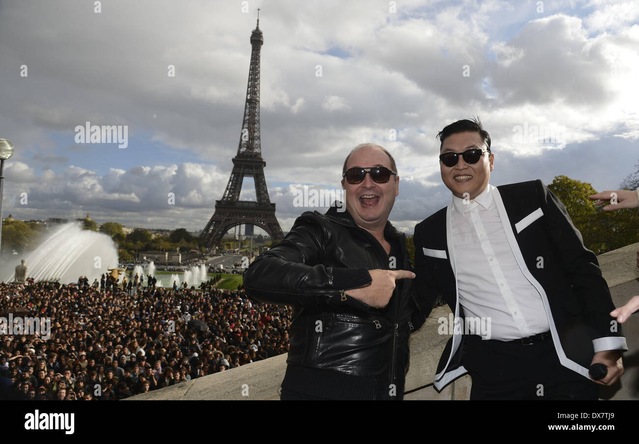 Korean fans gangnam style hi-res stock photography and images - Alamy