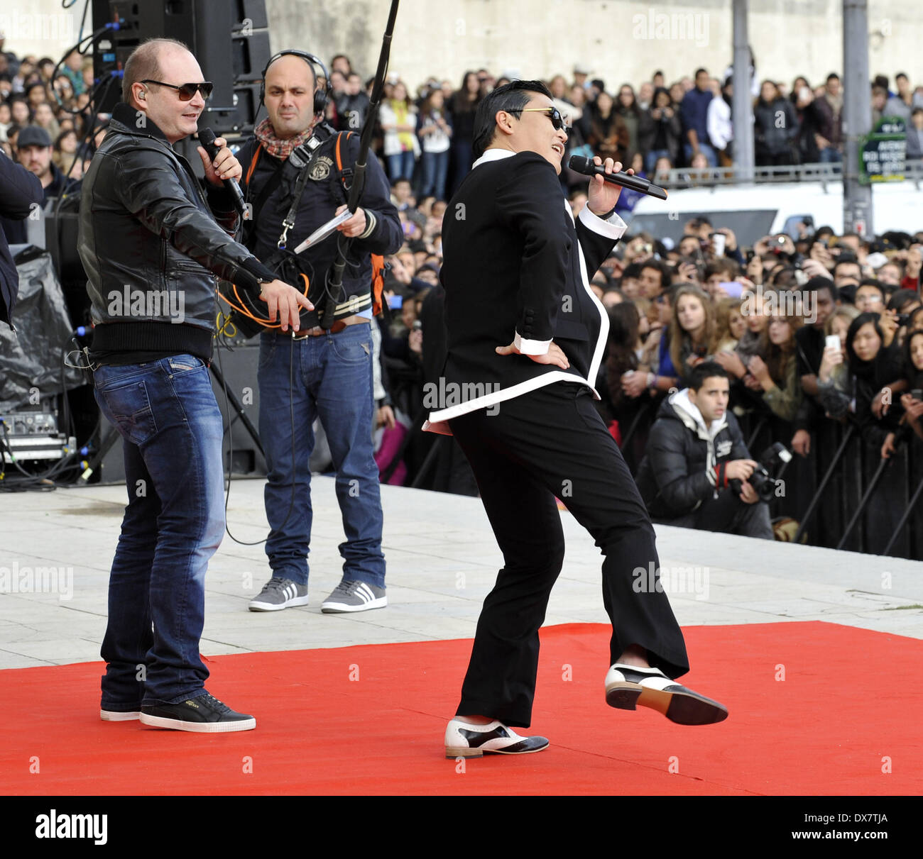 Psy performs his Gangnam Style dance for thousands of fans in front of ...