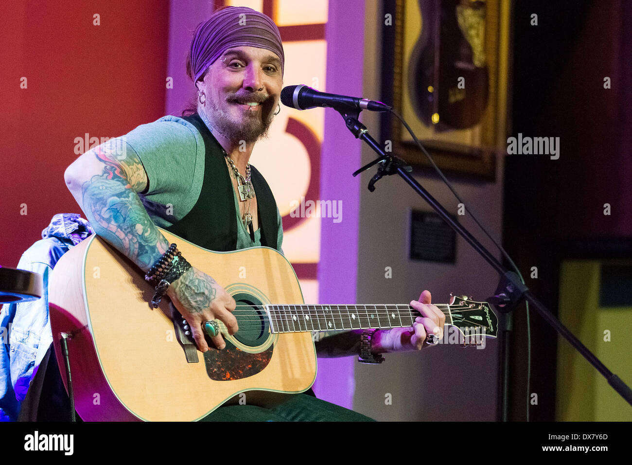 John corabi motley crue hi-res stock photography and images - Alamy