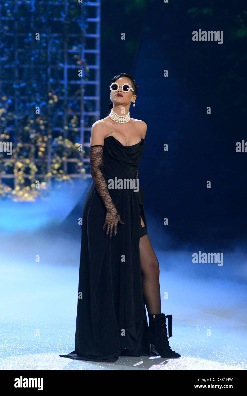 Rihanna performs The Victoria's Secret Fashion Show at the Lexington ...