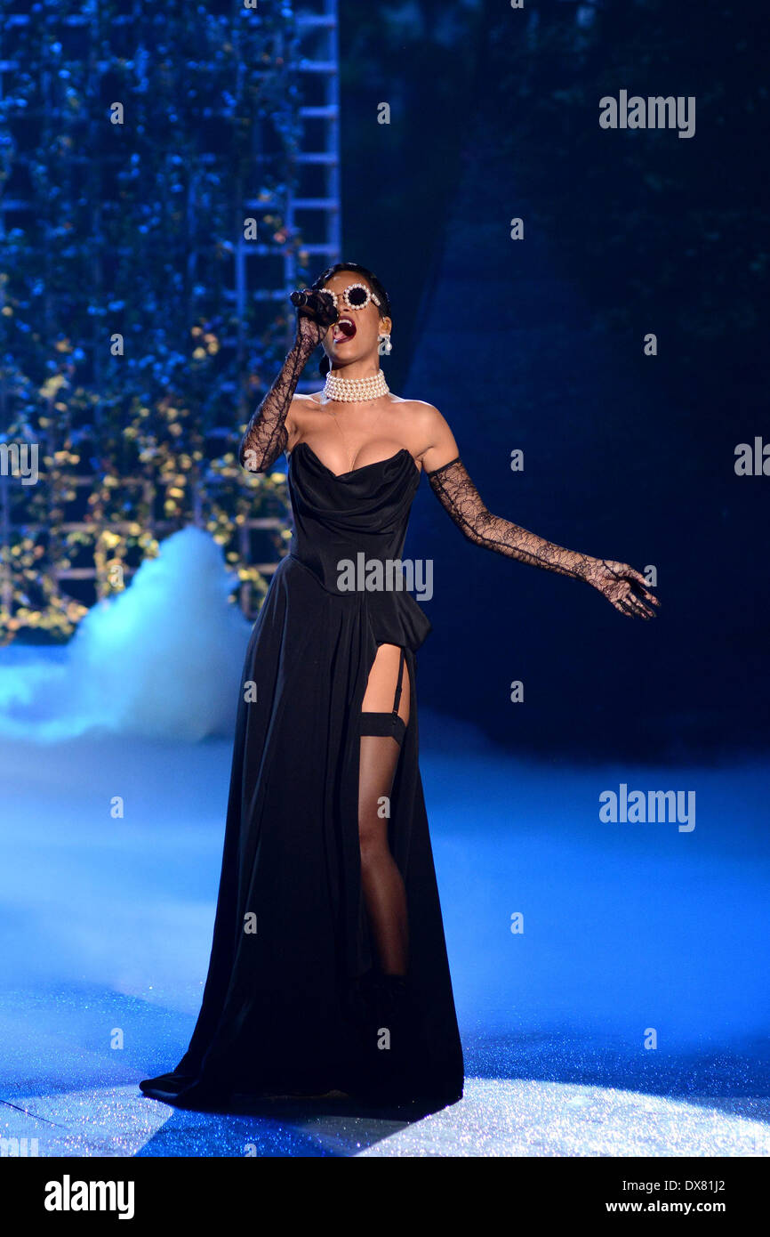 Rihanna performs The Victoria's Secret Fashion Show at the Lexington ...
