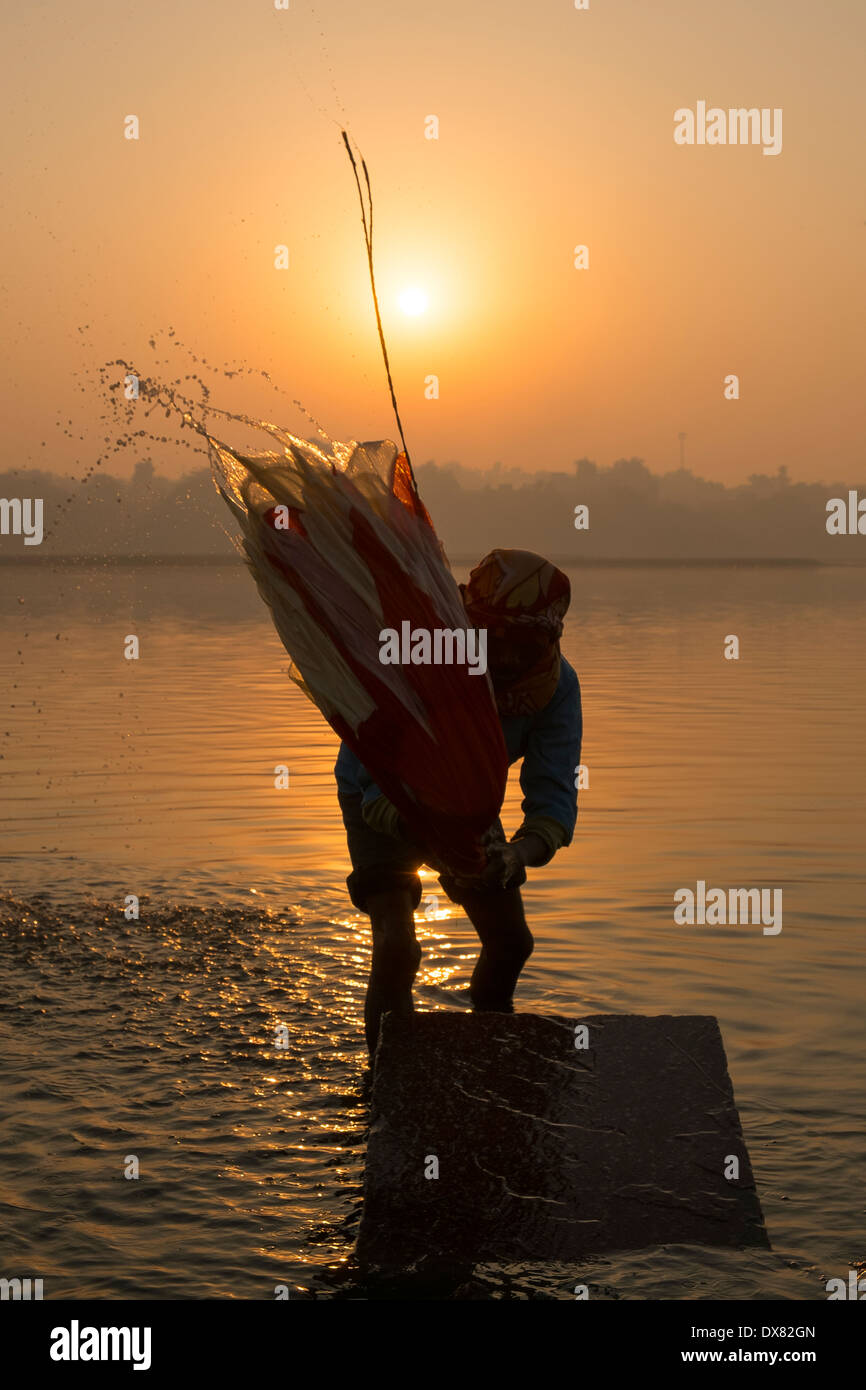india, Uttar Pradesh, Agra, dhobi-wallahs washing clothes in Yamuna ...