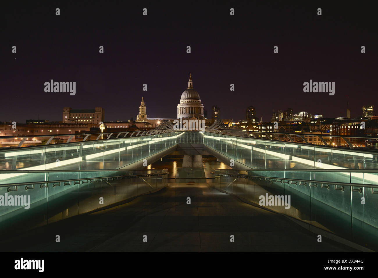 London bridge street night image hi-res stock photography and images ...
