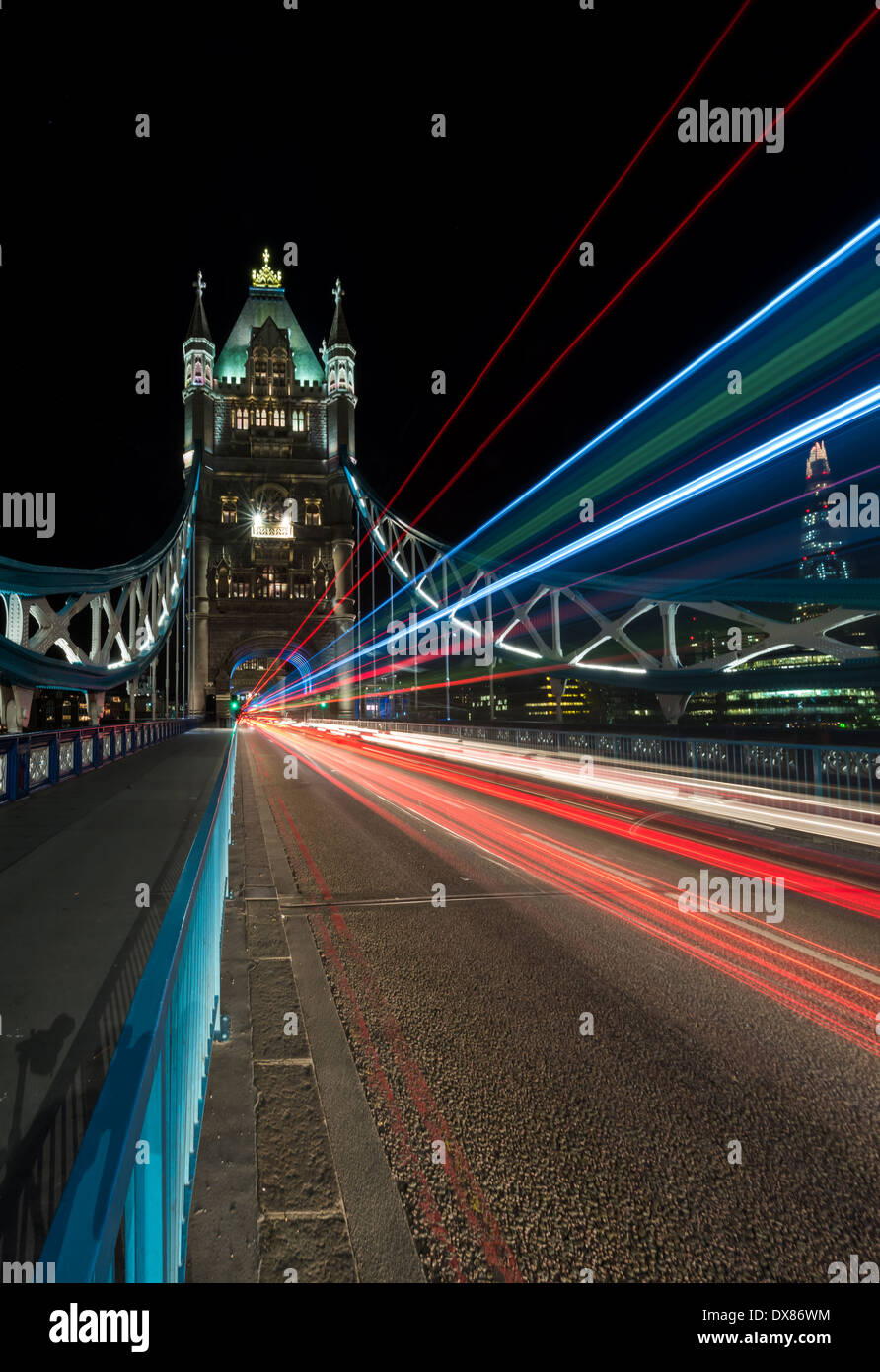 Cars passing over world famous London landmark Tower Bridge at night ...