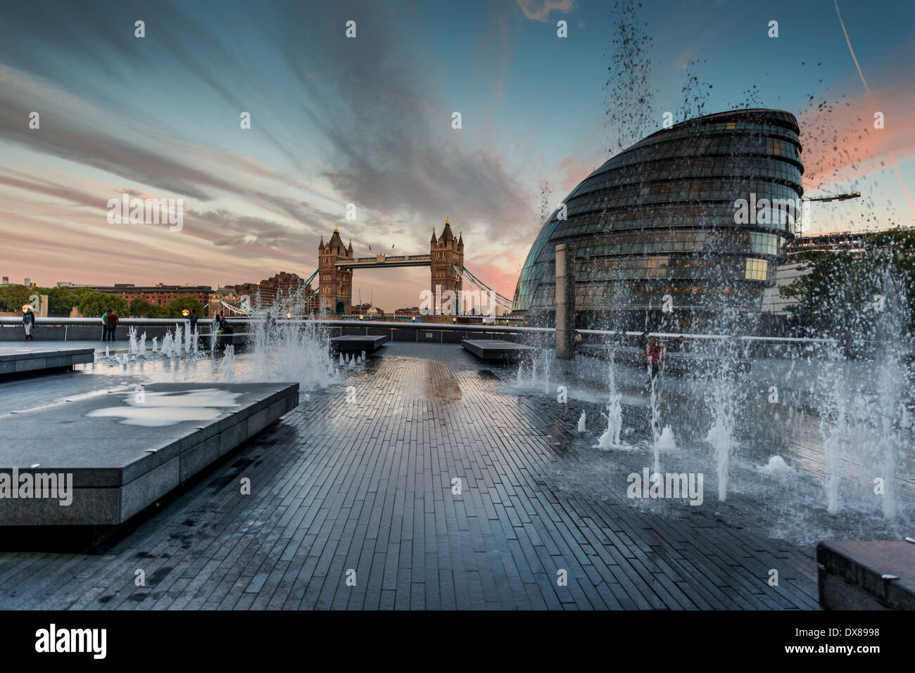 More london fountains hi-res stock photography and images - Alamy