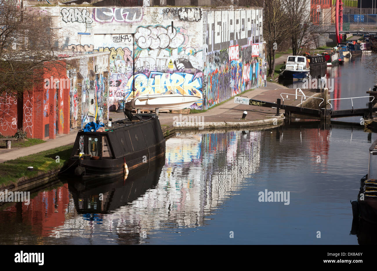 View of the Grand Union Canal on its way to join the River Lee ...