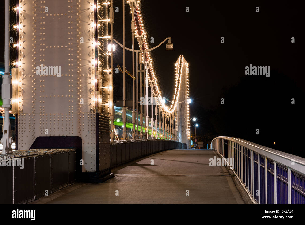 Chelsea Bridge at night, spanning the River Thames in West London Stock ...
