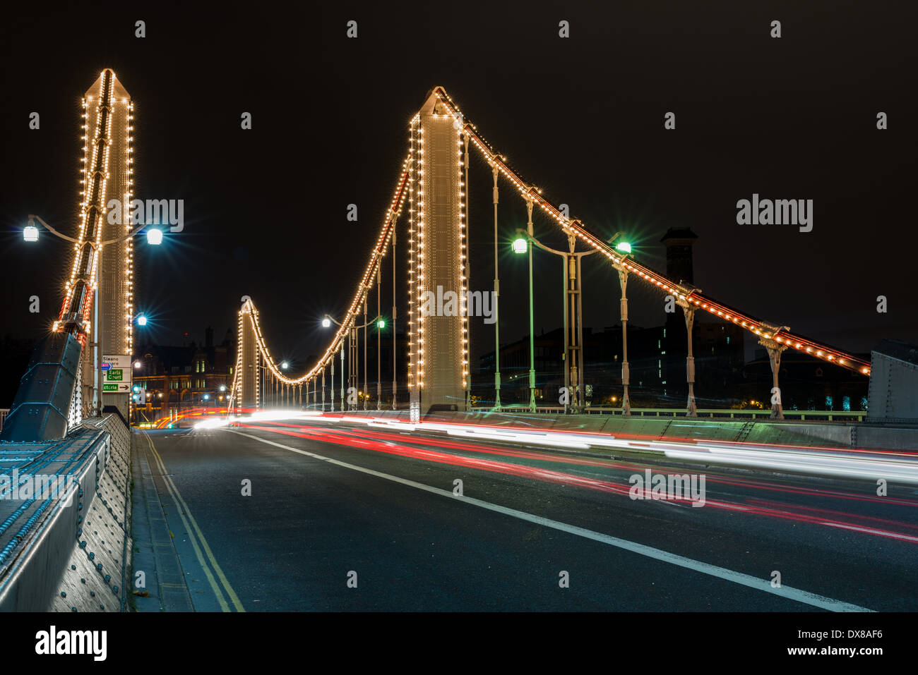 Chelsea Bridge at night, spanning the River Thames in West London Stock ...