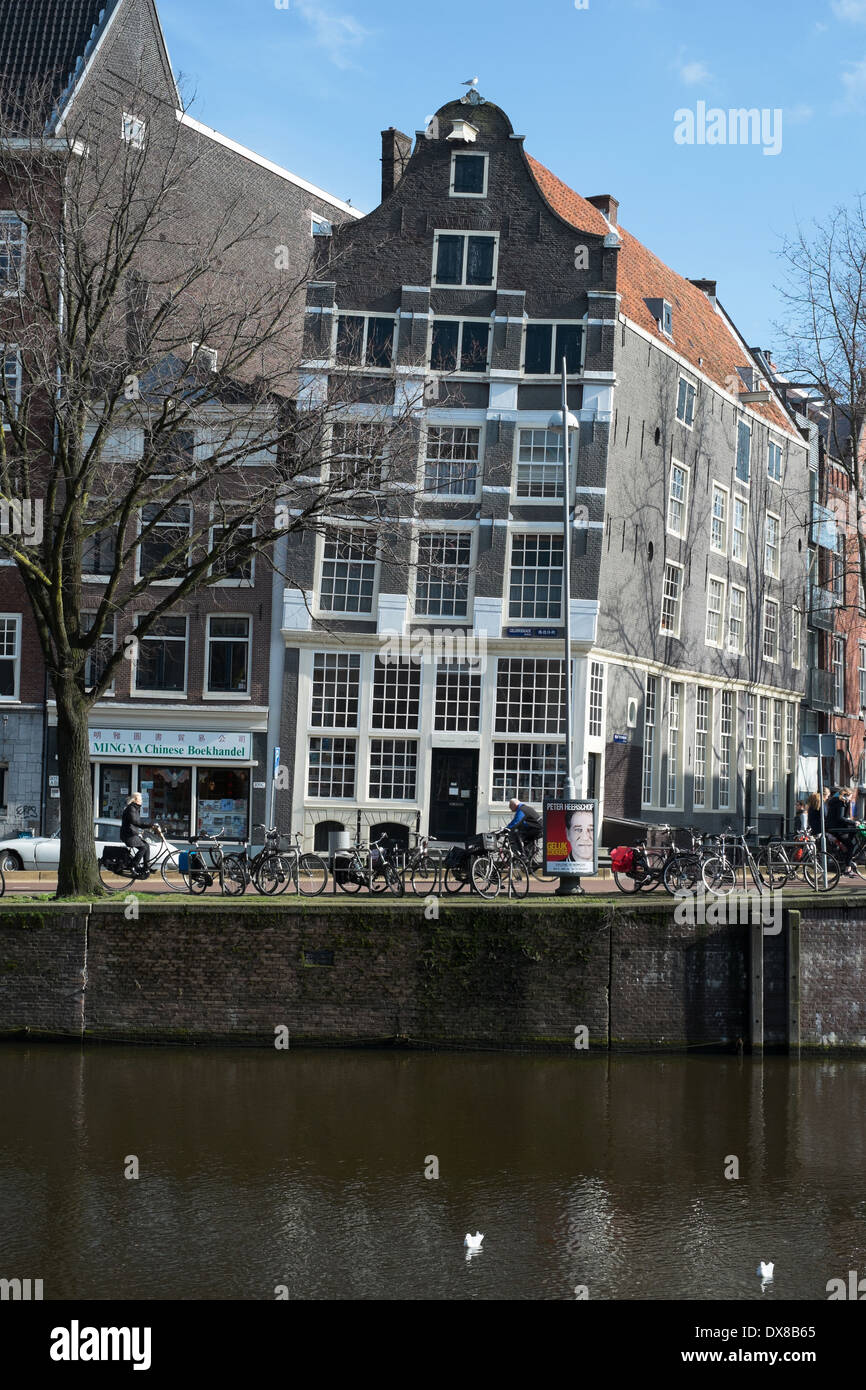 Tilting and leaning canalside house in Amsterdam, Netherlands Stock ...
