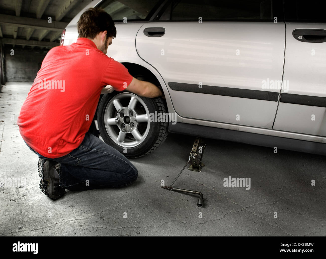 Changing a tire Stock Photo - Alamy