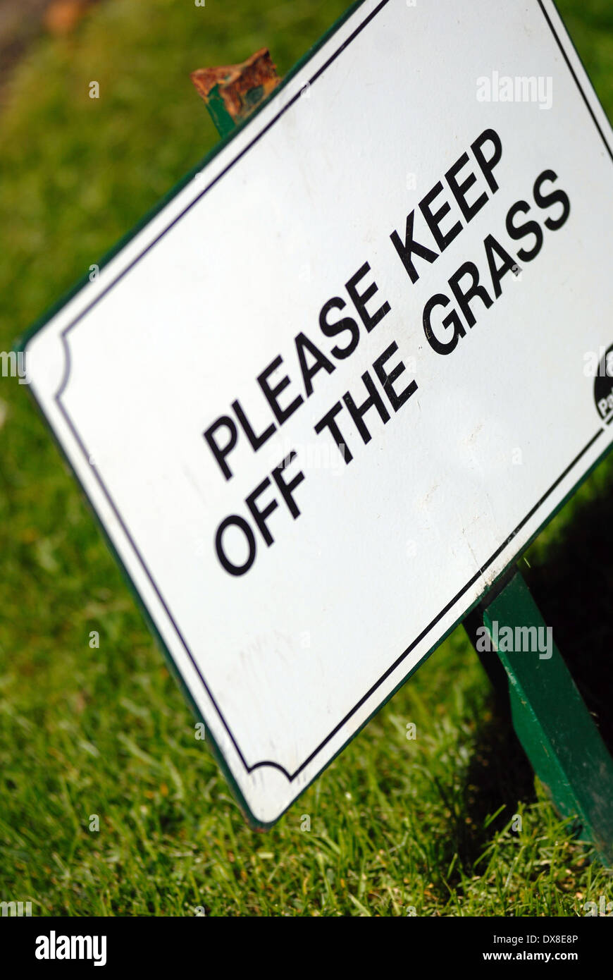 Please keep of the grass / Warning sign Stock Photo - Alamy