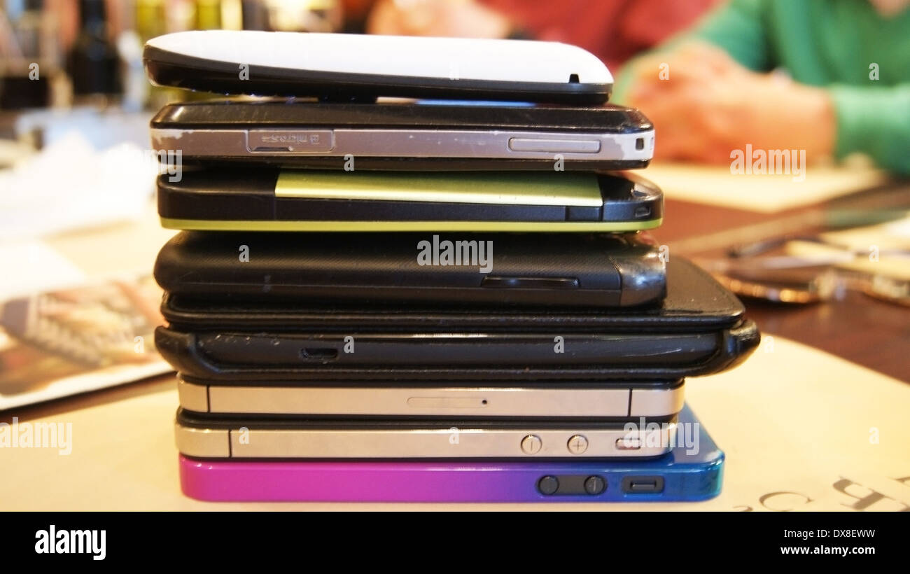 Mobile devices hi-res stock photography and images - Alamy