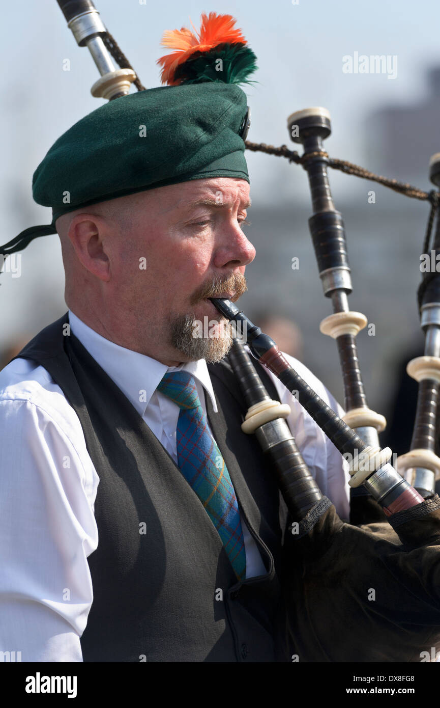 Scottish bagpipe musician hi-res stock photography and images - Alamy