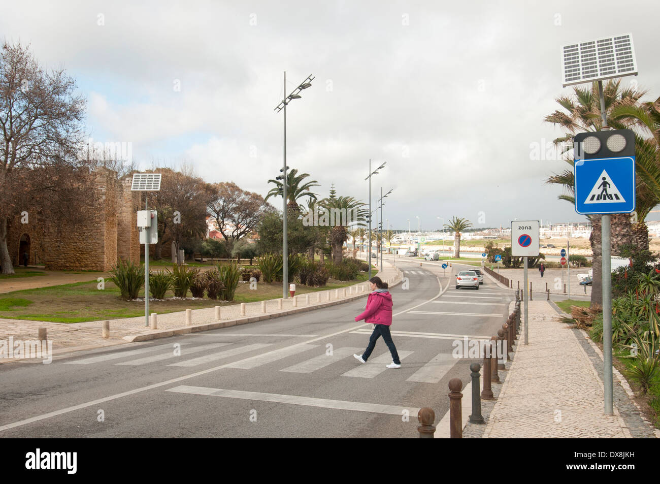 woman crossing the road on a pedestrian crossing Stock Photo - Alamy