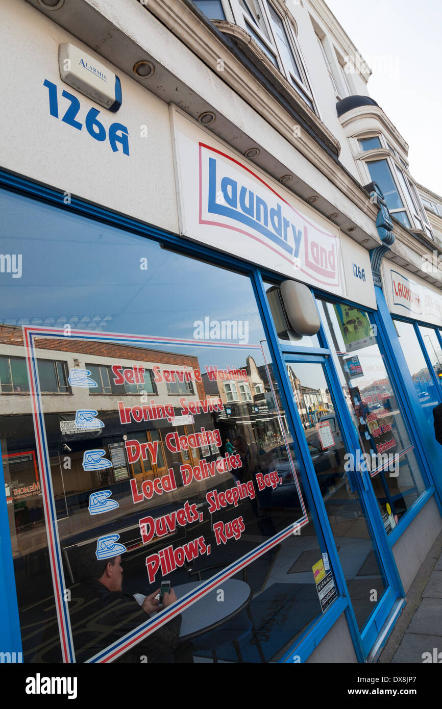 Laundromat exterior hi-res stock photography and images - Alamy