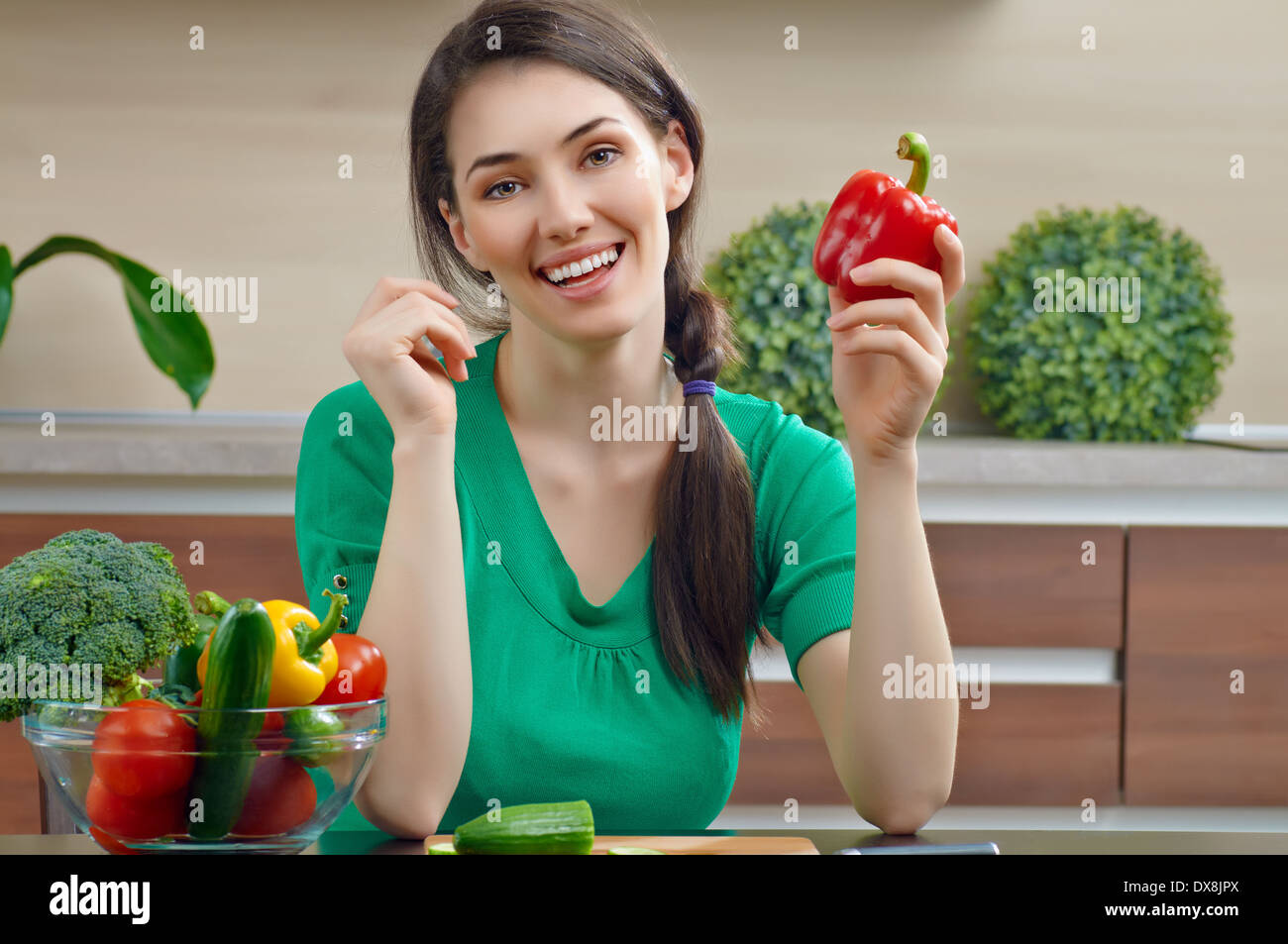 woman in kitchen making salad Stock Photo - Alamy