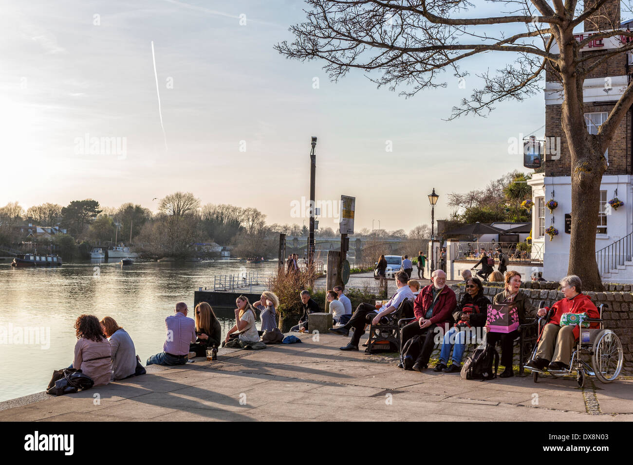 White cross pub richmond upon hi-res stock photography and images - Alamy