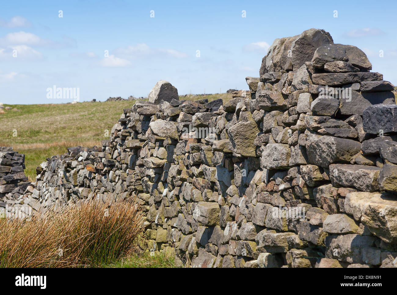 Broken stone walls hi-res stock photography and images - Alamy