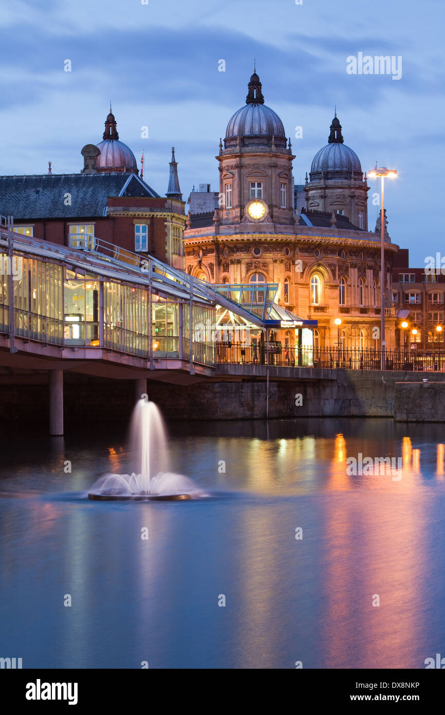 The Maritime Museum and Princes Quay Shopping Centre in Hull city ...