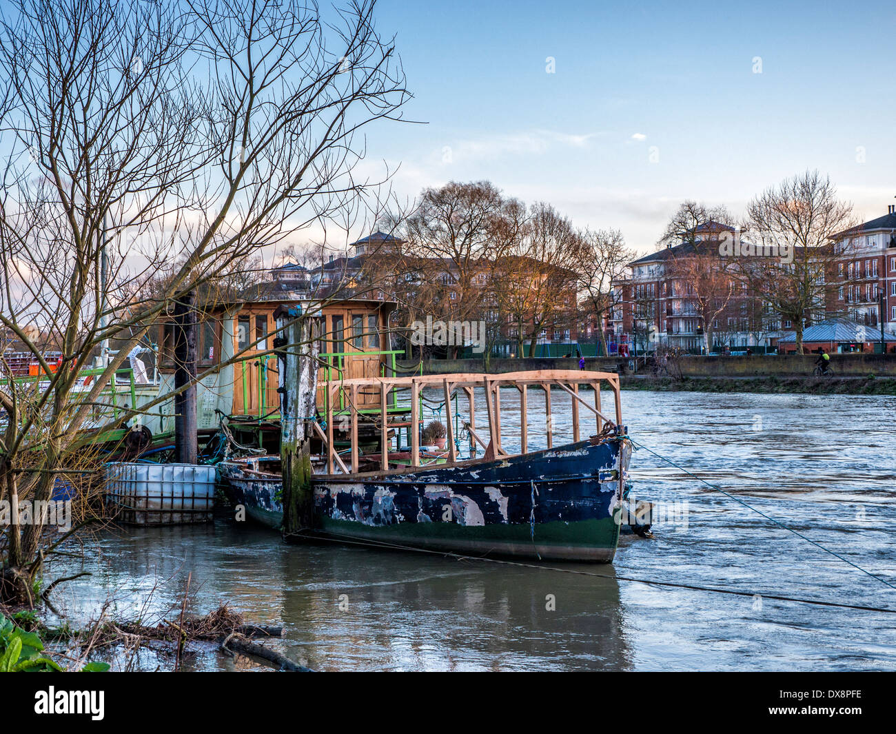 Fast flowing river thames hi-res stock photography and images - Alamy