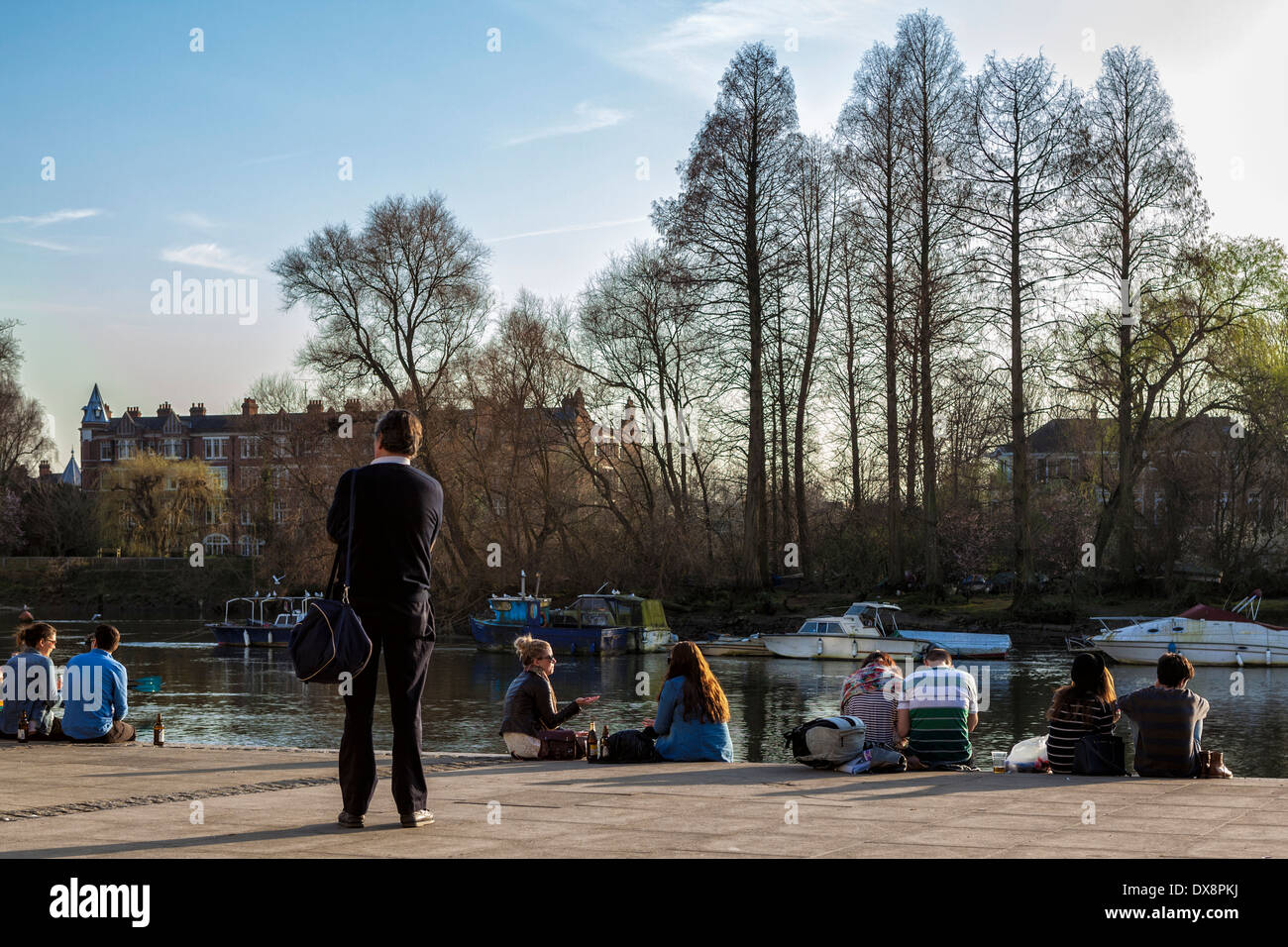 Edge of river thames hi-res stock photography and images - Alamy
