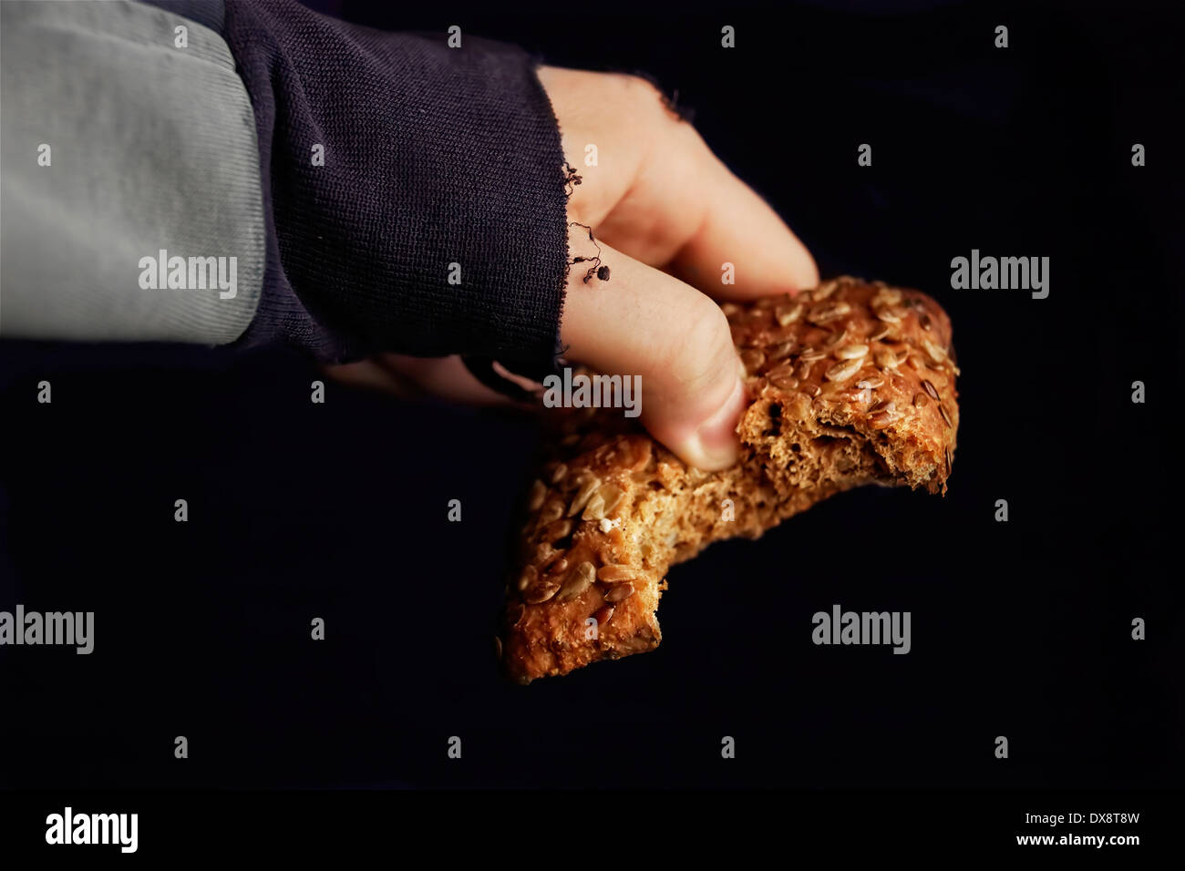 man`s hand holding a piece of bread Stock Photo - Alamy