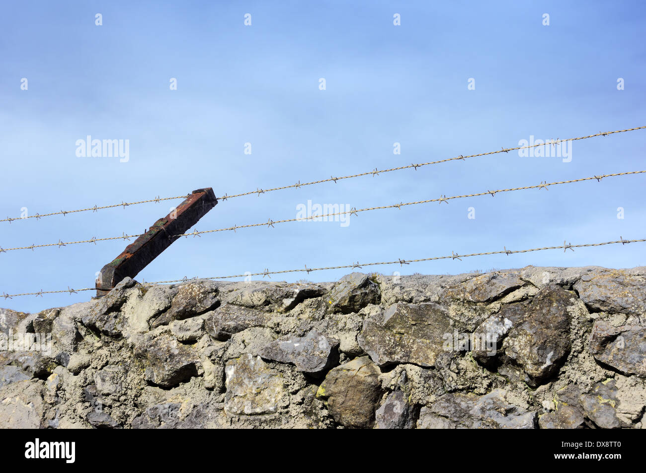 Metal fence with barbed wire hi-res stock photography and images - Alamy