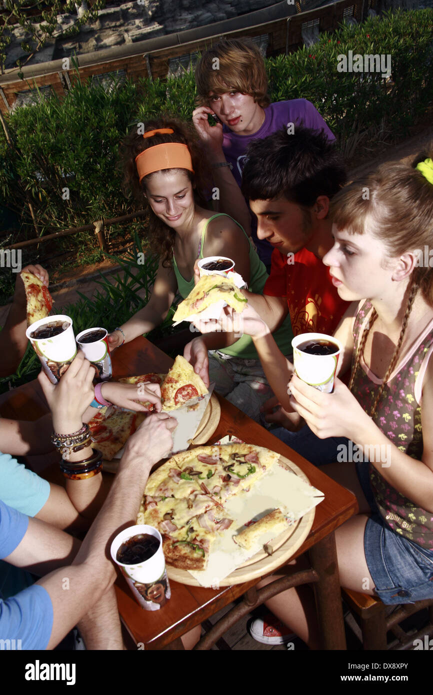 Teenagers hanging out, eating Stock Photo - Alamy